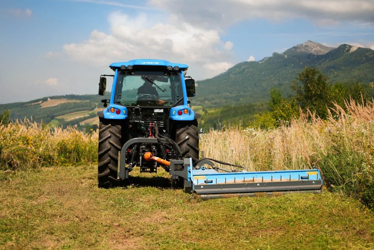 Traktor LS MT7.101 – Výkon a spoľahlivosť pre náročné komunálne úlohy